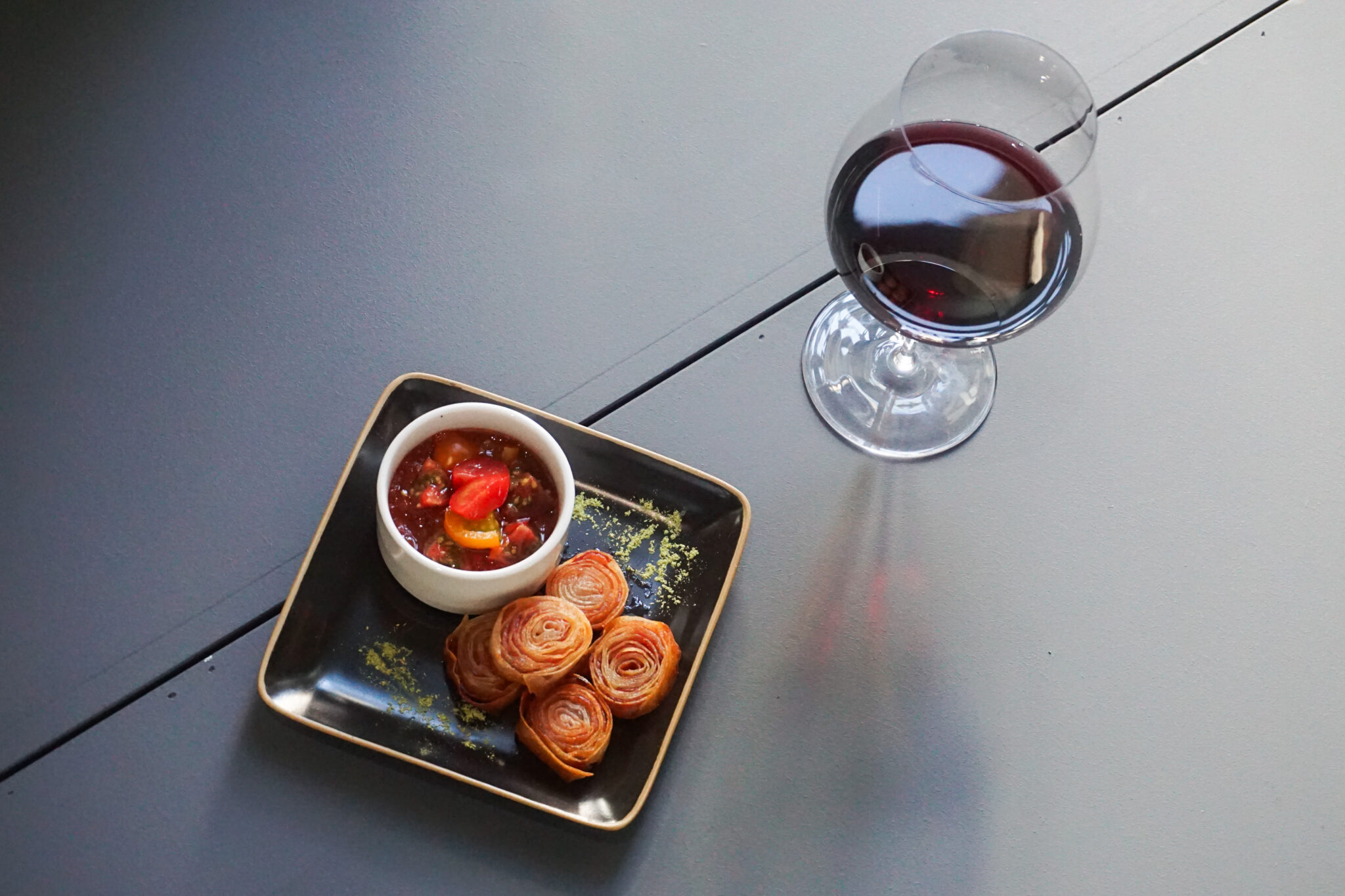 「シンドウワインズ」のワインも楽しめる！WALL_alternativeにて大野修 個展「Bug-Fi」開催中！ – 日本ワイン.jp